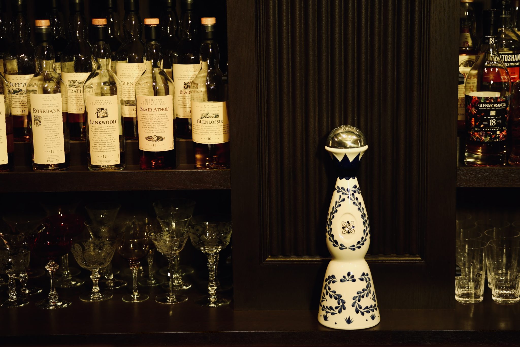 クラセアスール・レポサド：美しいボトルのプレミアムテキーラ | bar alba